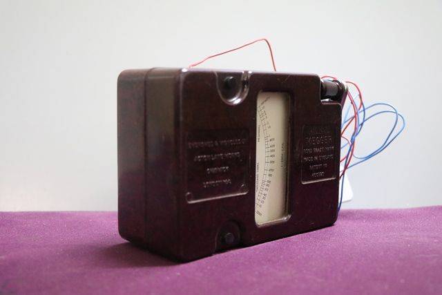250 Volts Megger Meter Bakelite + In leather Case # | XXXX Antique Complex